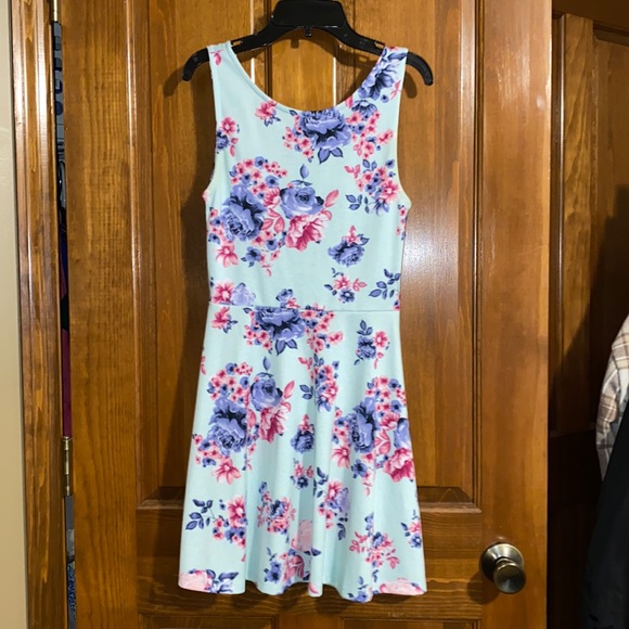 Divided | Dresses | Great Condition Floral Dress With Vline Back | Poshmark